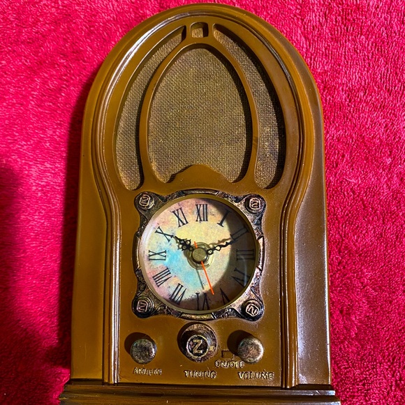 Home Interiors | Other | Vintage Radio Desk Clock | Poshmark